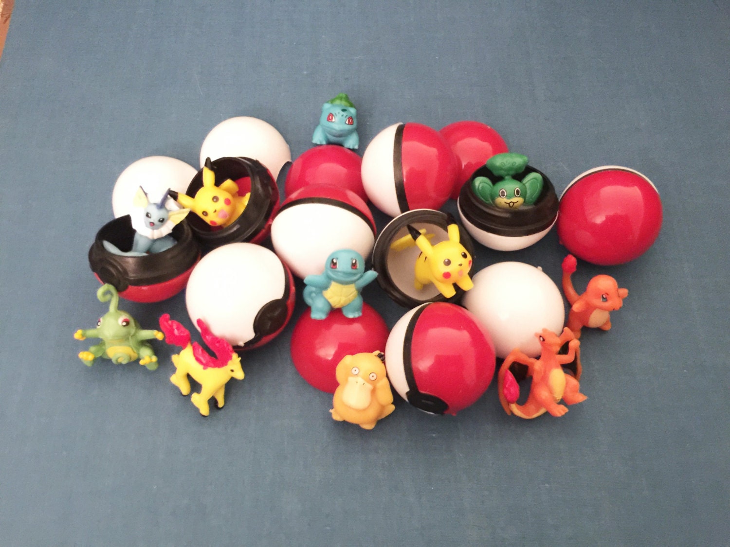 40 Total Pcs POKEMON GO POKEBALLS w/ Mini Figures Party