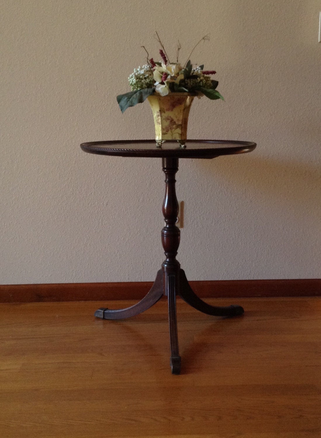 Vintage Round Hall Table, Pedestal Table, Side Table – Haute Juice