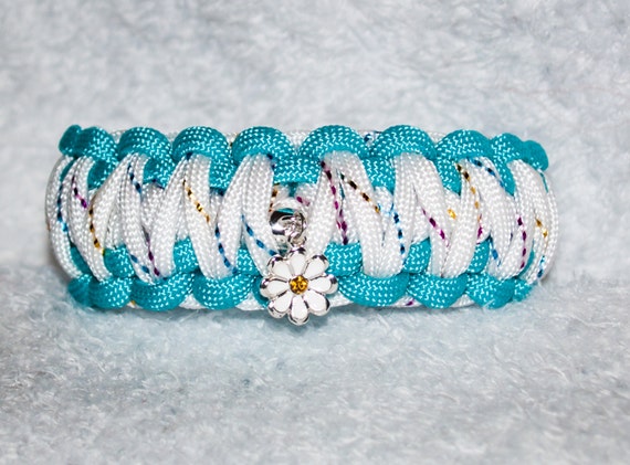 8.5 Paracord Bracelet Turquoise & White Daisy by ParacordPlaits