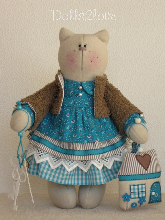 Tilda Cat Ella wearing a turquoise tiered dress and a taupe