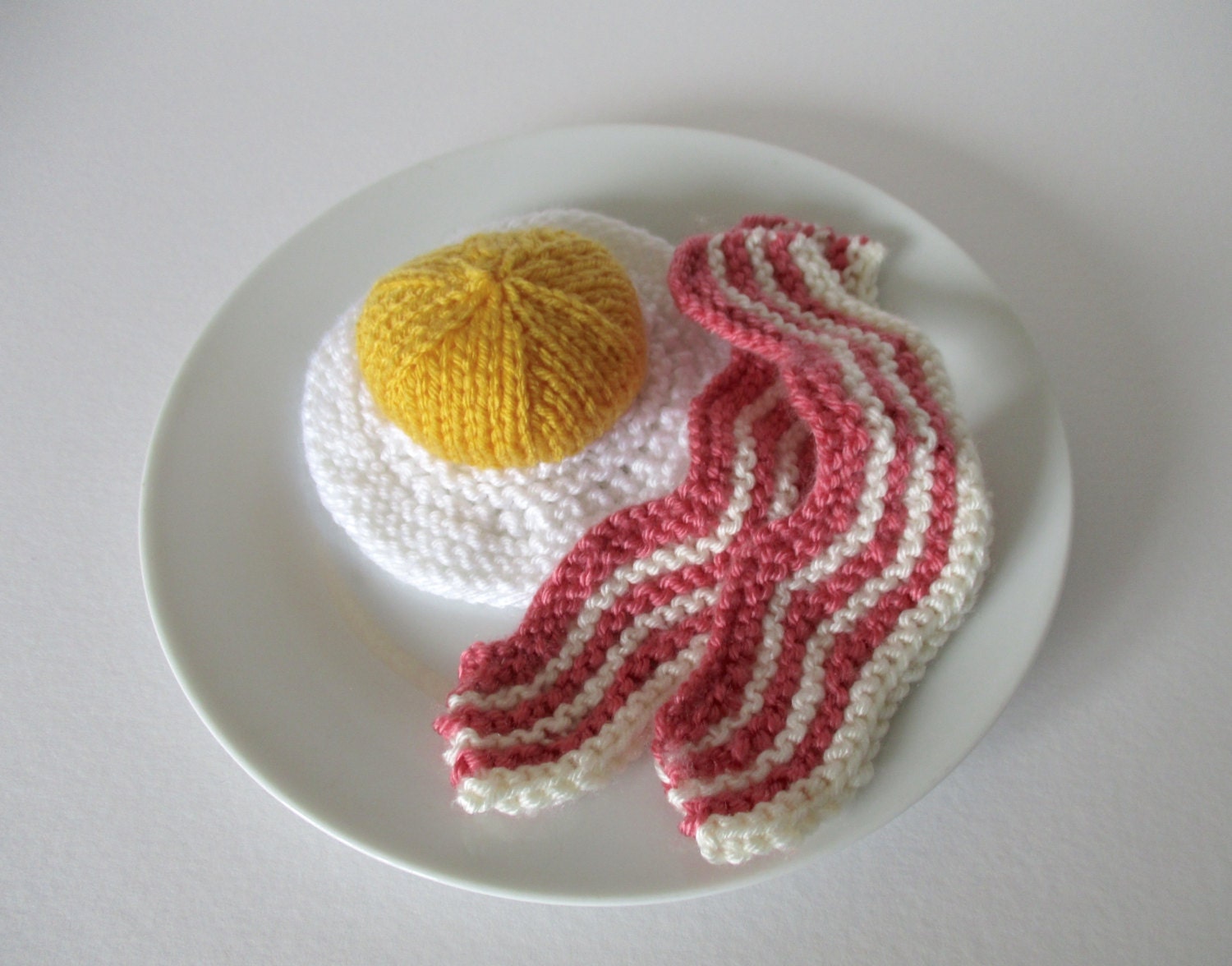 Bacon and Eggs toy food knitting pattern