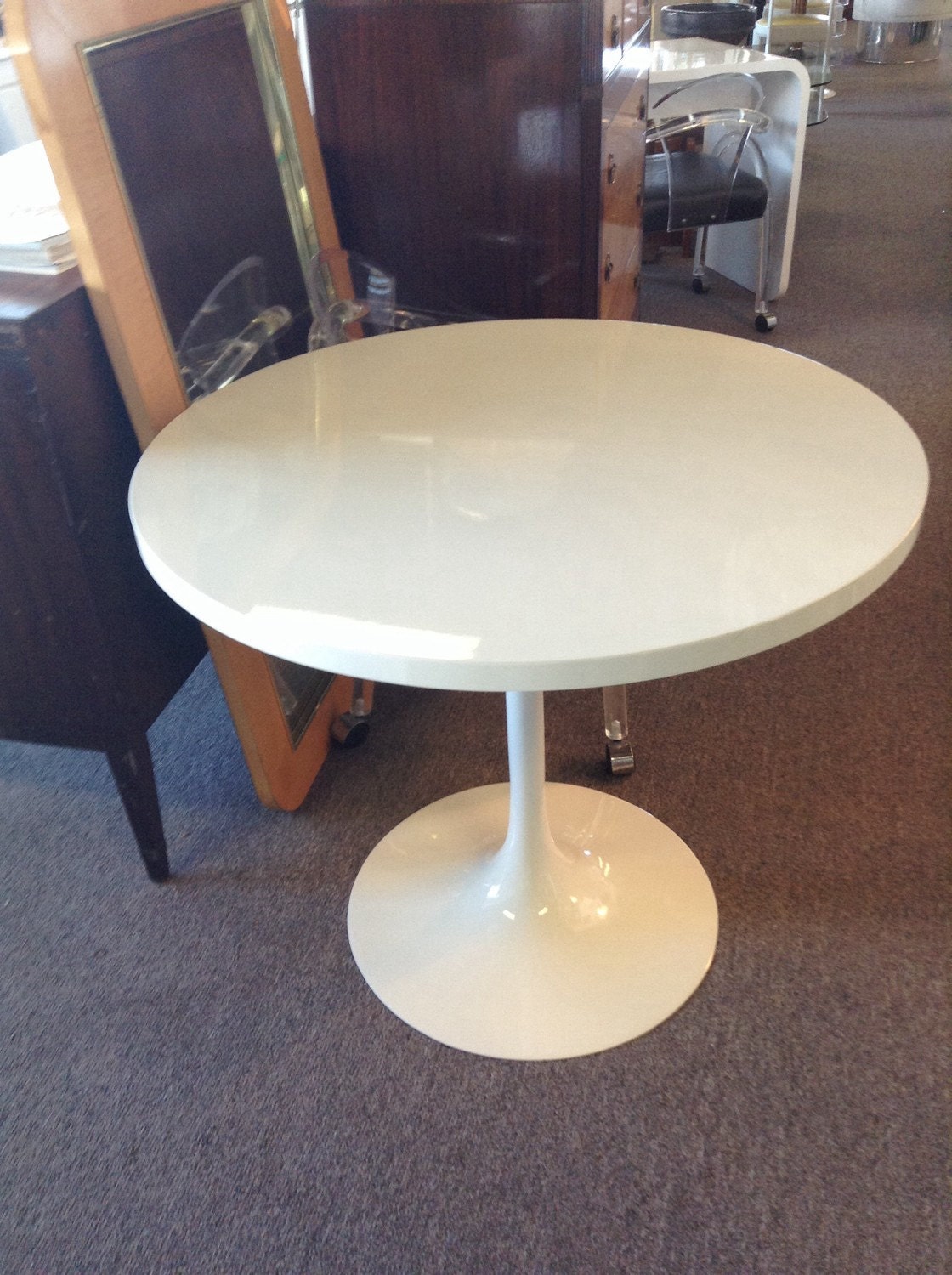 White Lacquer Tulip Style Table – Haute Juice