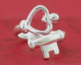 Sterling Silver Movable Hand Ring Silver Claddagh by Alyssasdreams