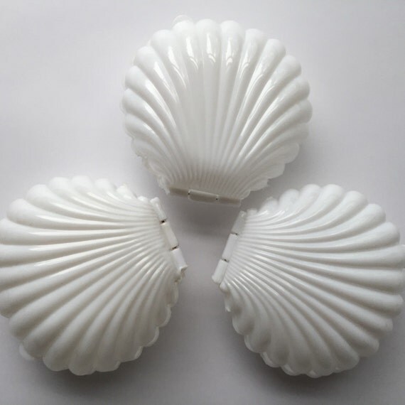 12 Large White Plastic Seashell Clam Shell Favor Candy Trinket
