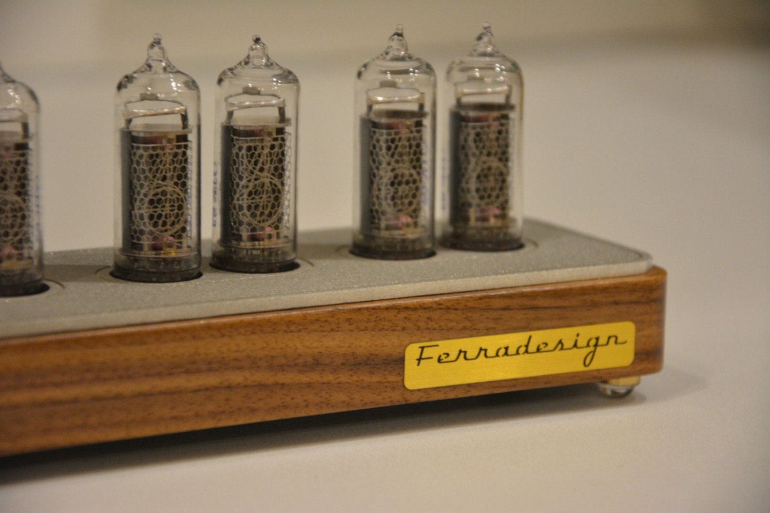 Orologio di tubo Nixie LIGHT in caso di noce americano.