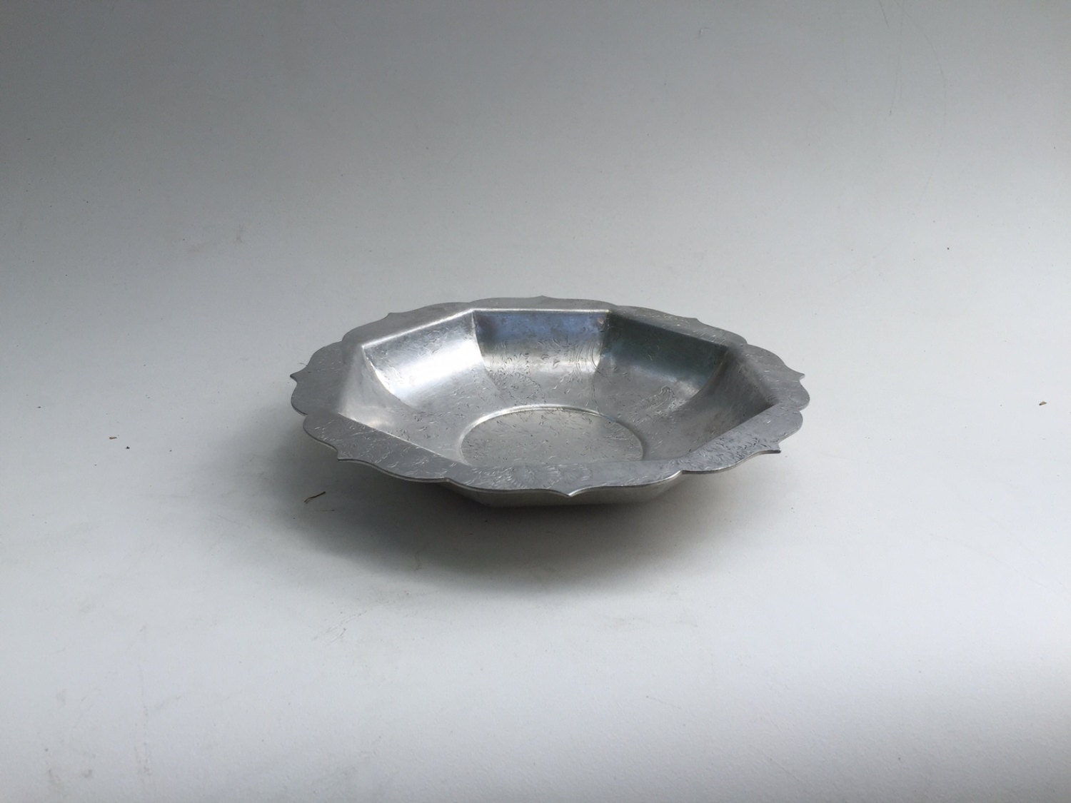 Vintage Americana Western Style Bowl with Canthus Leaf Pattern by Sol ...