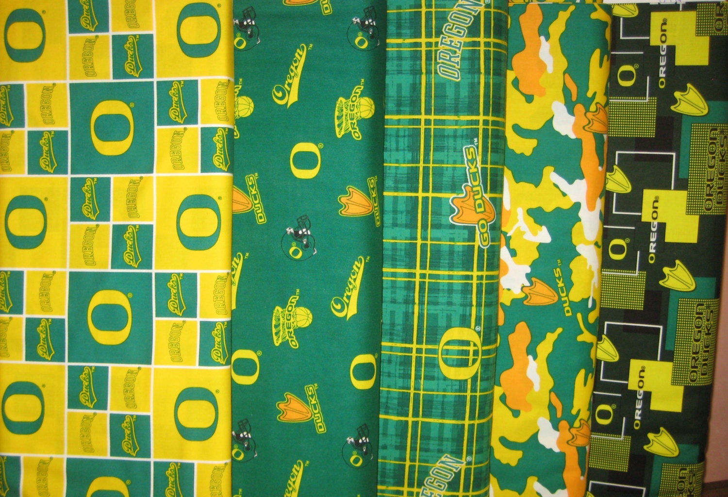 NCAA University of Oregon Ducks Green & Yellow College Logo