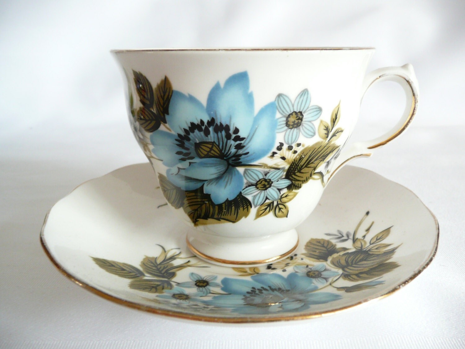 Queen Anne Fine Bone China Tea Cup and Saucer by RaventreeVintage Queen Anne Fine Bone China Tea Cup and Saucer by RaventreeVintage