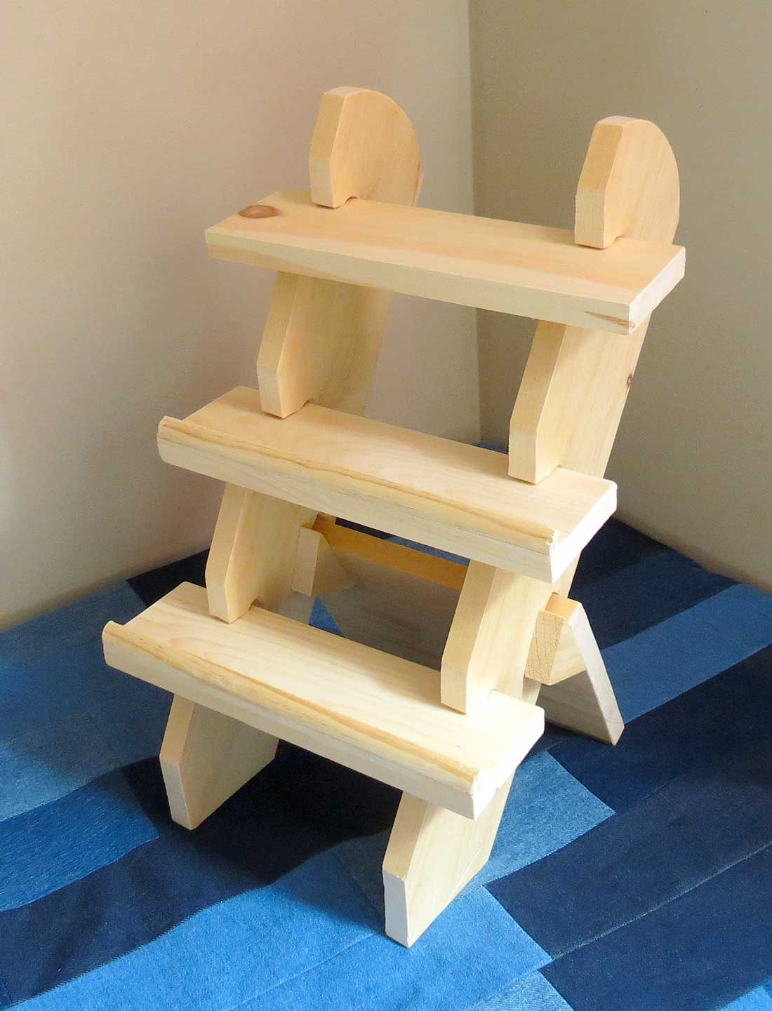 Collapsible riser portable display stand store by PortableDisplays