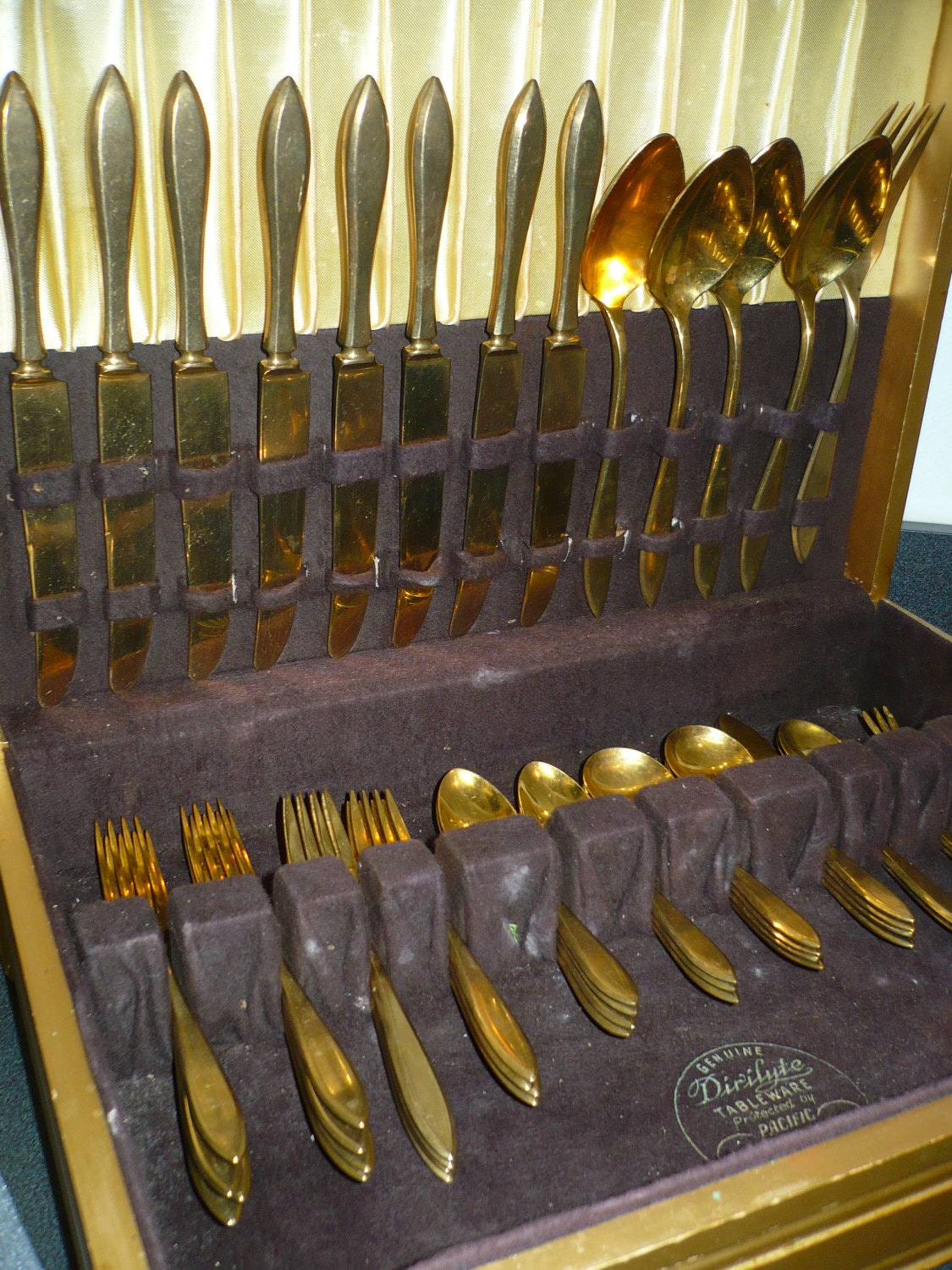 DIRILYTE Service For Eight With Original Gold Storage Chest Plus ...