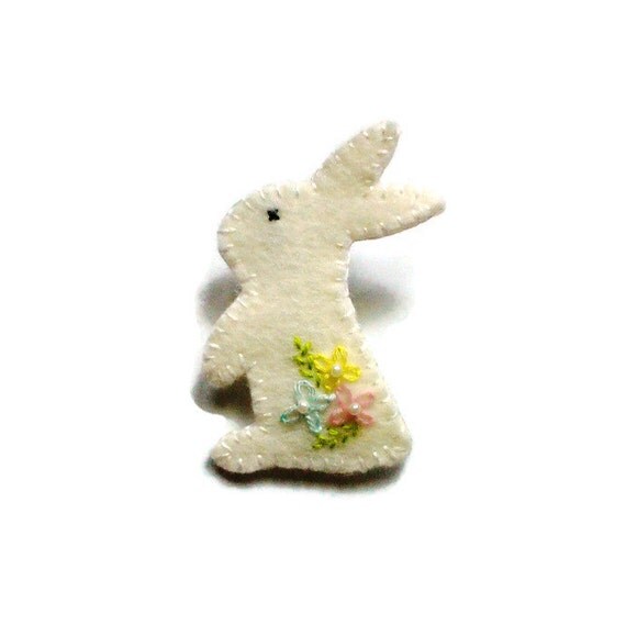 Items similar to Felt bunny brooch on Etsy