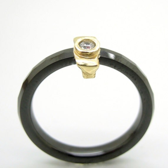 Black ceramic ring with a zircon set in gold