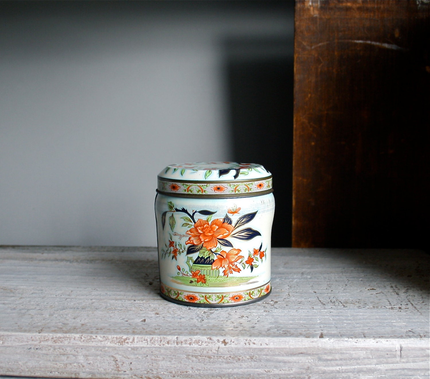 Beautiful tin with Chinese Famille Rose style decoration. vintage tin ...
