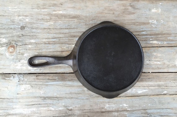 Unmarked cast iron skillet 5 heat ring wagner