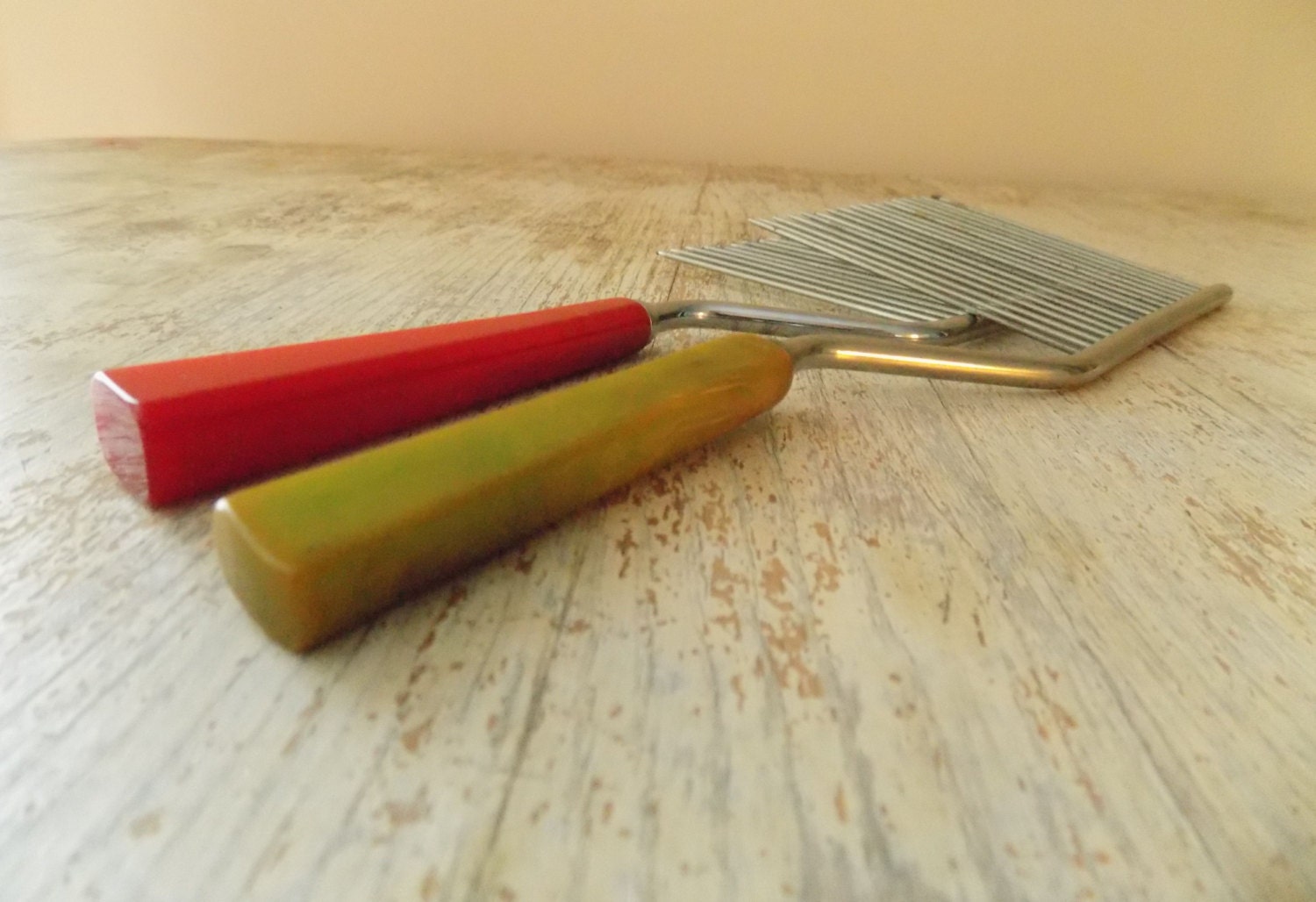 Vintage Bakelite Red and Butterscotch Comb Cake Cutters – Angel Food ...