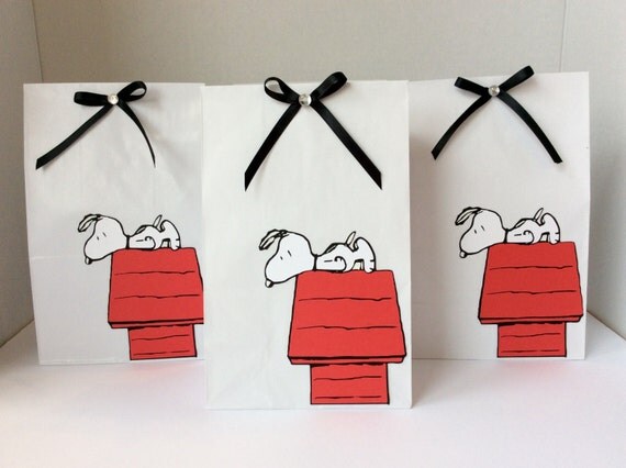 8 Snoopy Party Favor Paper BagsThe PeanutsBirthday by LoveToFiesta