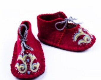 Items similar to Felt baby shoes, blue with ladybird on Etsy