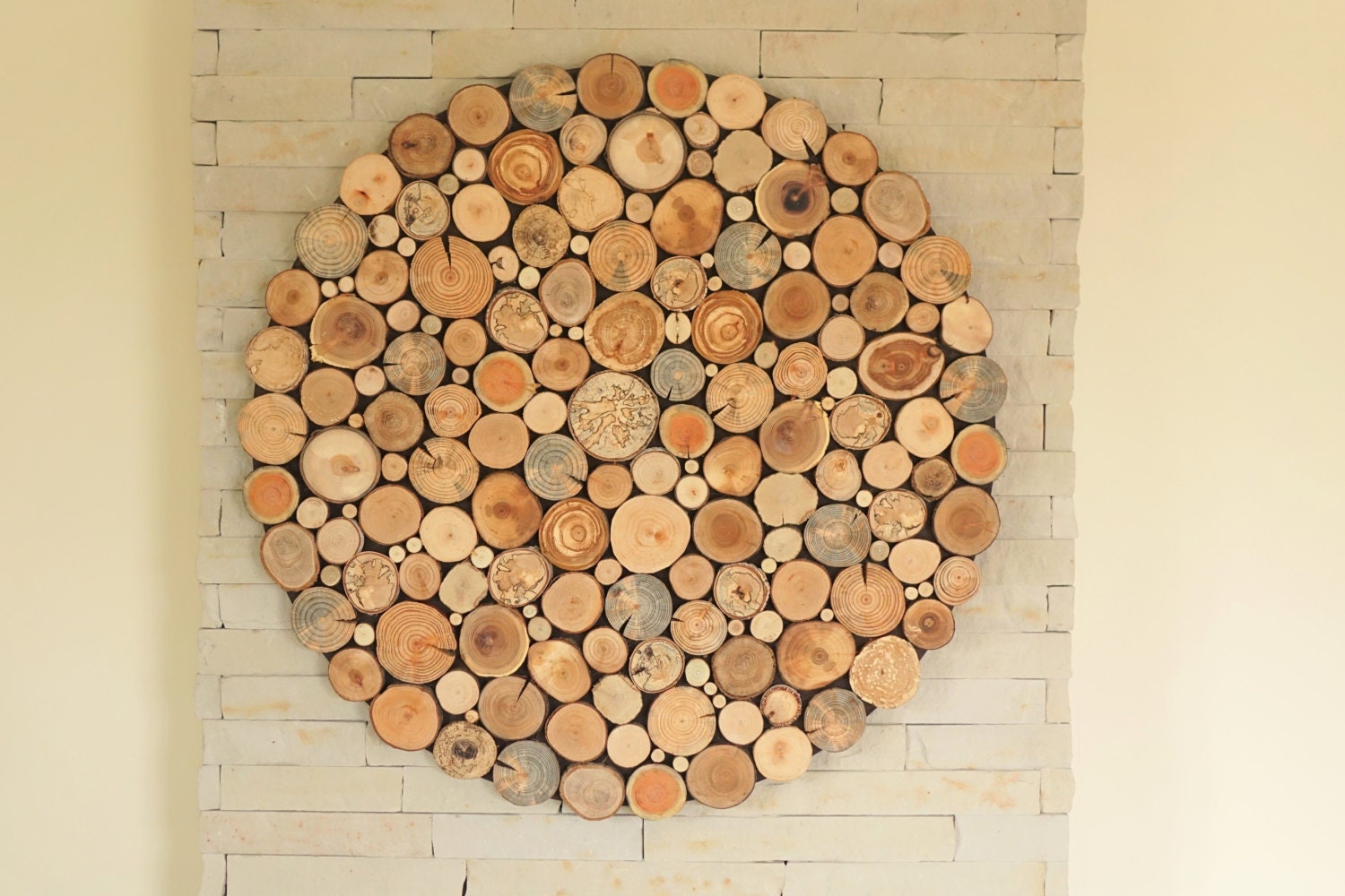 Round wood wall art , Tree rounds decor, holzwand kunst, tree slices ...