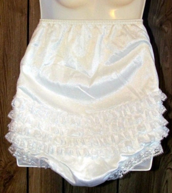 VINTAGE High Waisted White RUFFLED PANTIES by BeauMondeVintage VINTAGE High Waisted White RUFFLED PANTIES by BeauMondeVintage