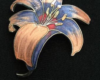 Lily brooch | Etsy