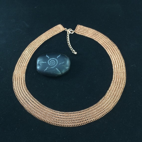 flaches hand gestricktes Strick-Collier / Kette aus