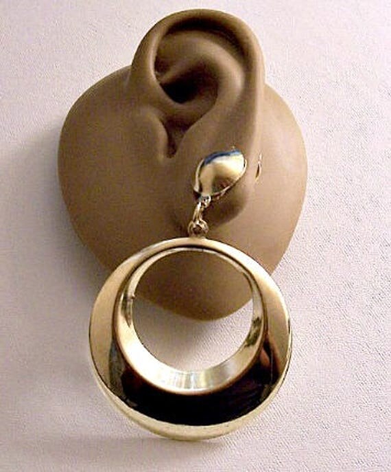 Graduated Hoops Clip On Earrings Gold Tone Vintage White Graduated Hoops Clip On Earrings Gold Tone Vintage White