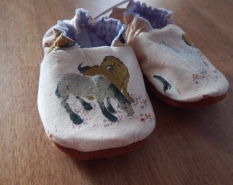 PETER RABBIT in the Garden Baby ShoesBaby's First by MeemsSeams