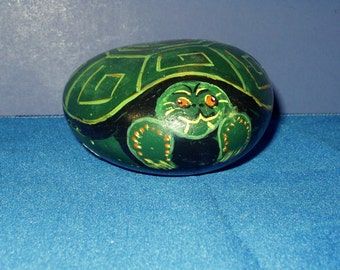 Painted rock turtle | Etsy