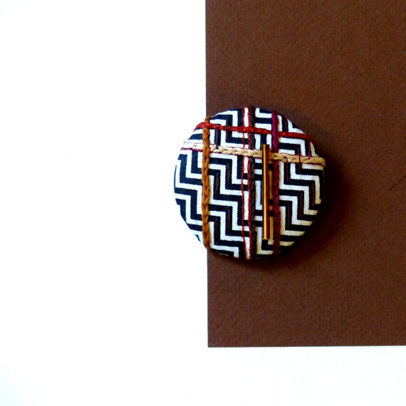 broche brodé à la main graphique broderie moderne par NAYQUACH