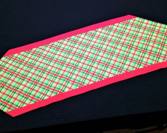 Items similar to Christmas bargello table runner - infinity pattern on Etsy