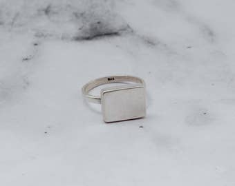 Modern silver rectangle ring E0221