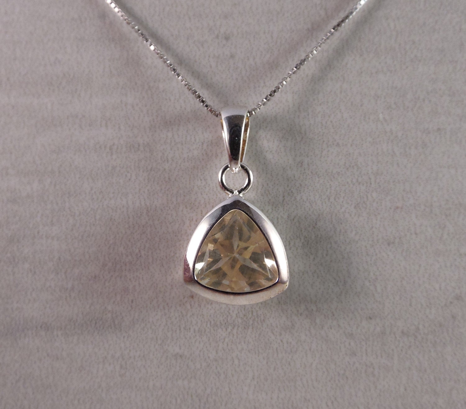 Yellow Labradorite 3.45 ct 10 mm Trillion Triangle by SparklyRoxx