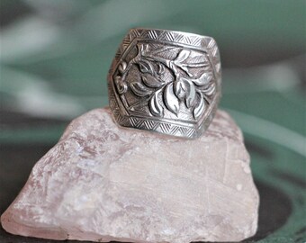 Repousse ring | Etsy