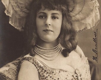 French courtesan | Etsy