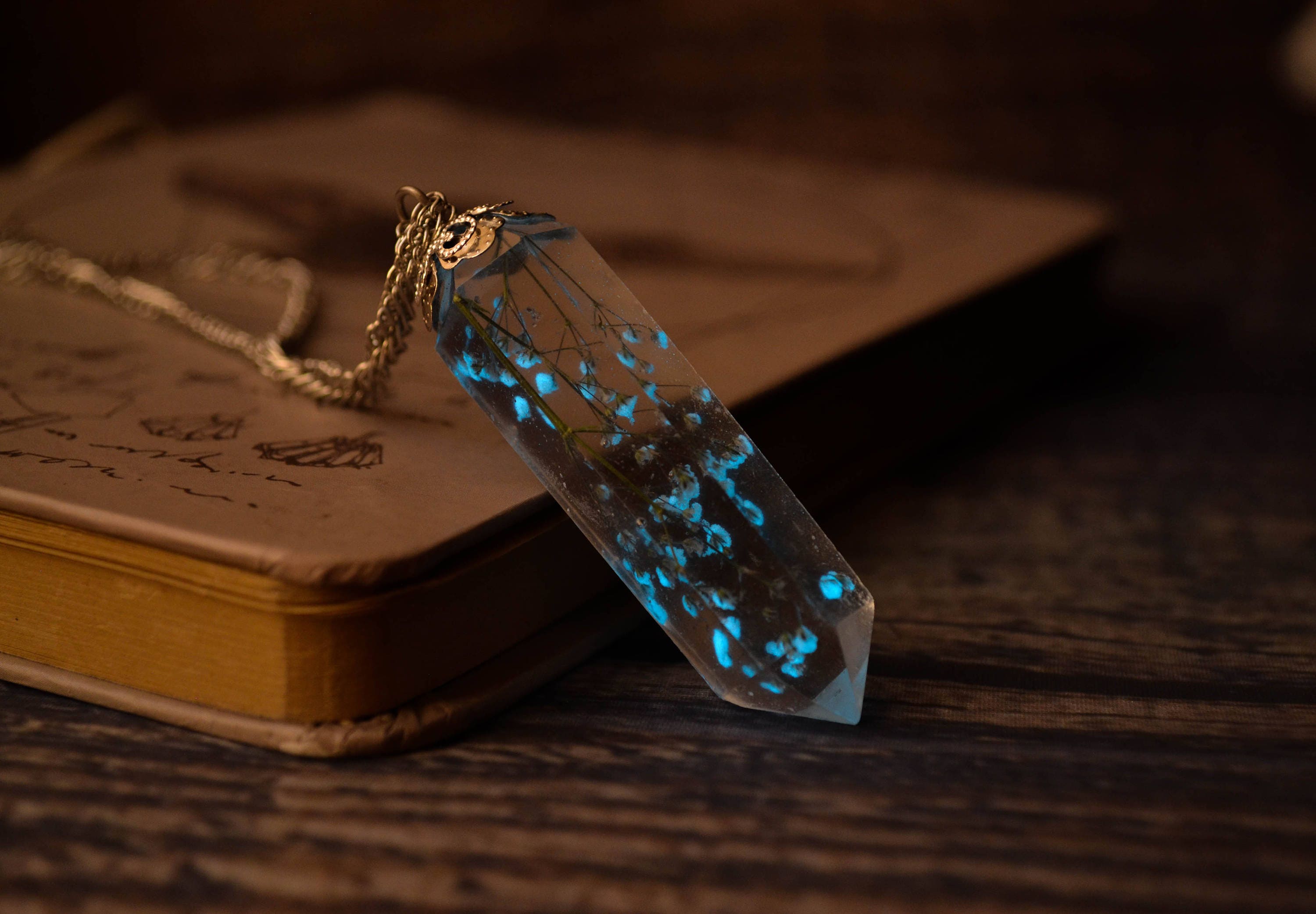Glow in the dark necklace / Glowing Necklace / Crystal Point