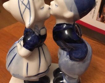 Kissing figurine | Etsy