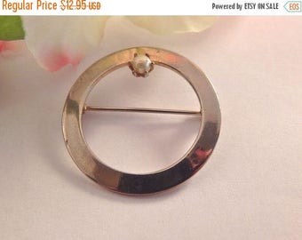 Infinity Circle Brooch Round Gold Metal Pin Vintage Fashion