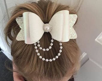 Flower girl hair bow | Etsy